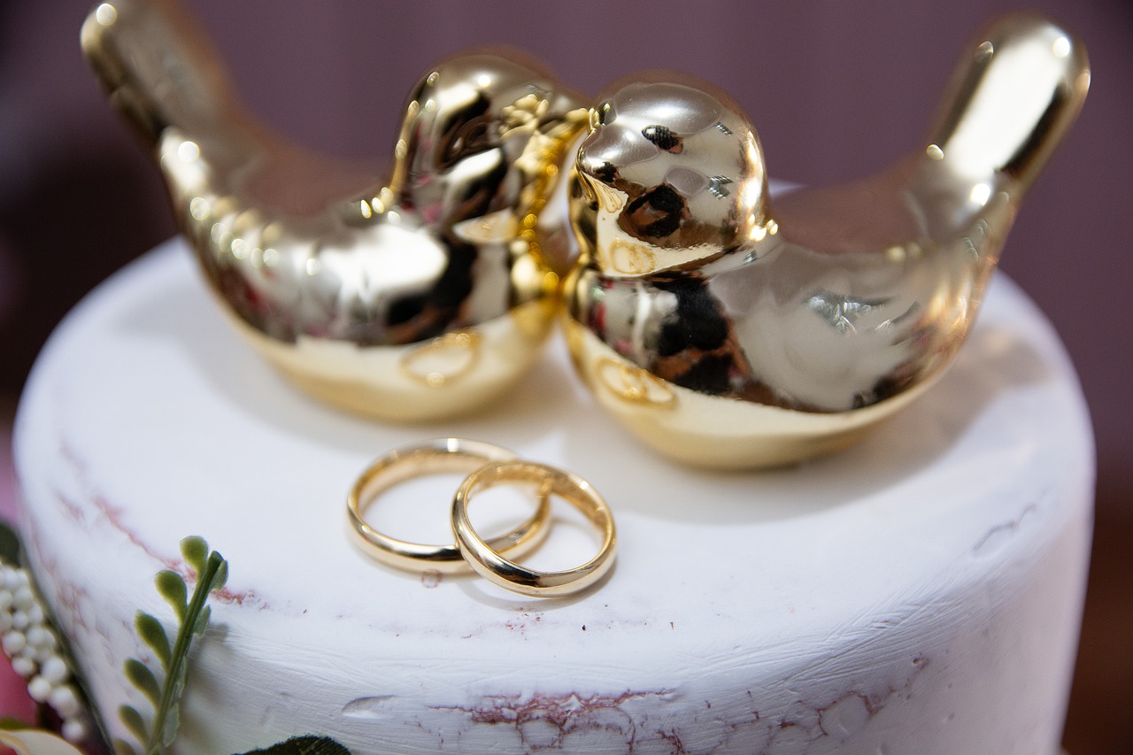 Comment choisir et présenter ses alliances de mariage